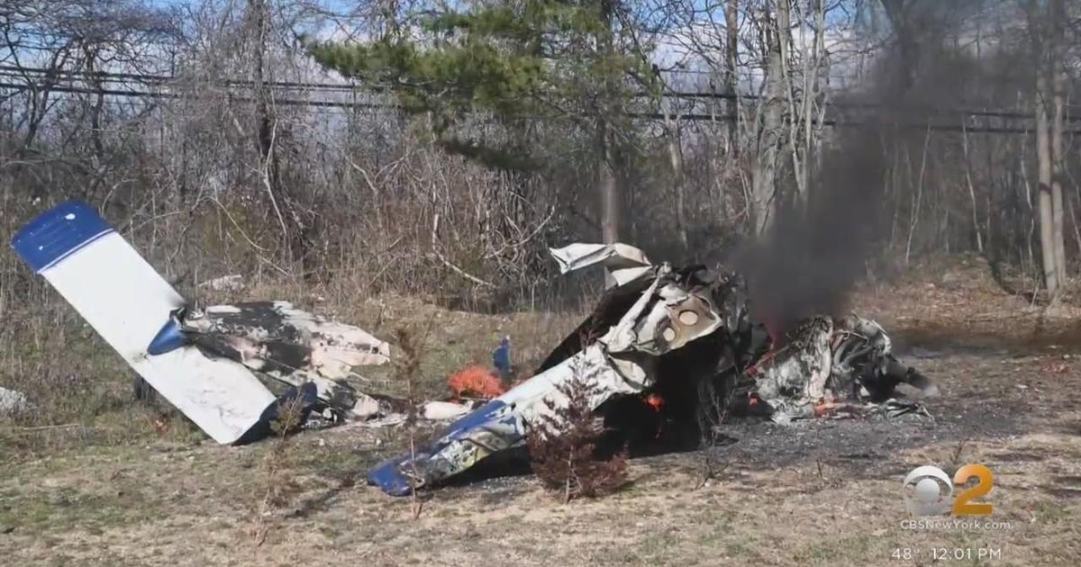 Suffolk community stunned after deadly plane crash - CBS New York