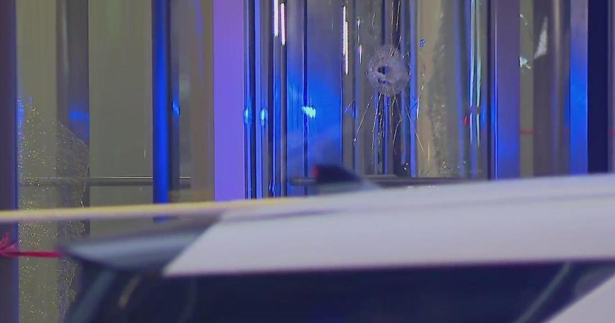 Security guard shot in downtown bank robbery - CBS Chicago