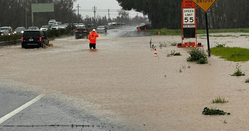Flooding from Uvas Creek shuts southbound Highway 101 in Gilroy - CBS ...