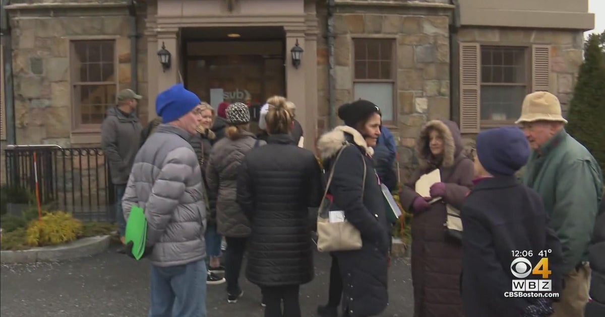 Silicon Valley Bank customers line up to take money out of Wellesley ...