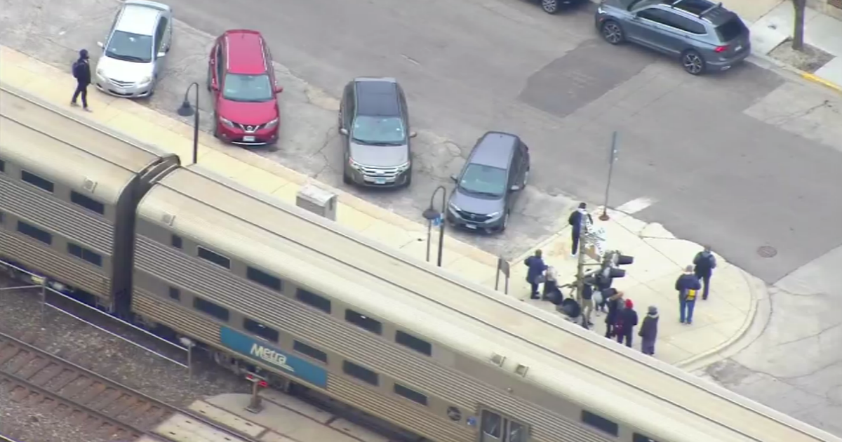 Vehicle struck by Metra BNSF train near Berwyn - CBS Chicago