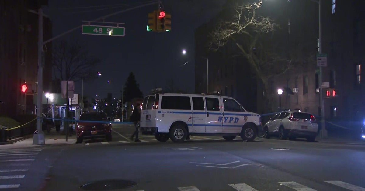 Police: Man hit with baseball bat, stabbed 5 times in Queens - CBS New York