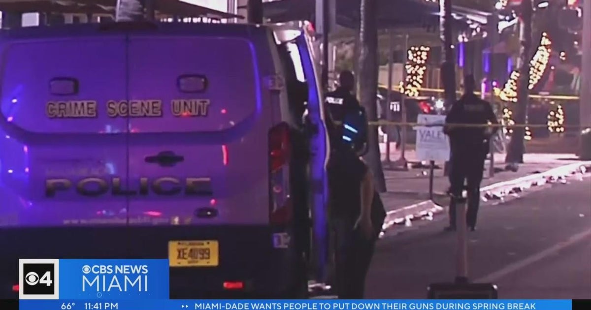 2 South Beach murders during Spring Break spurs curfew - CBS Miami