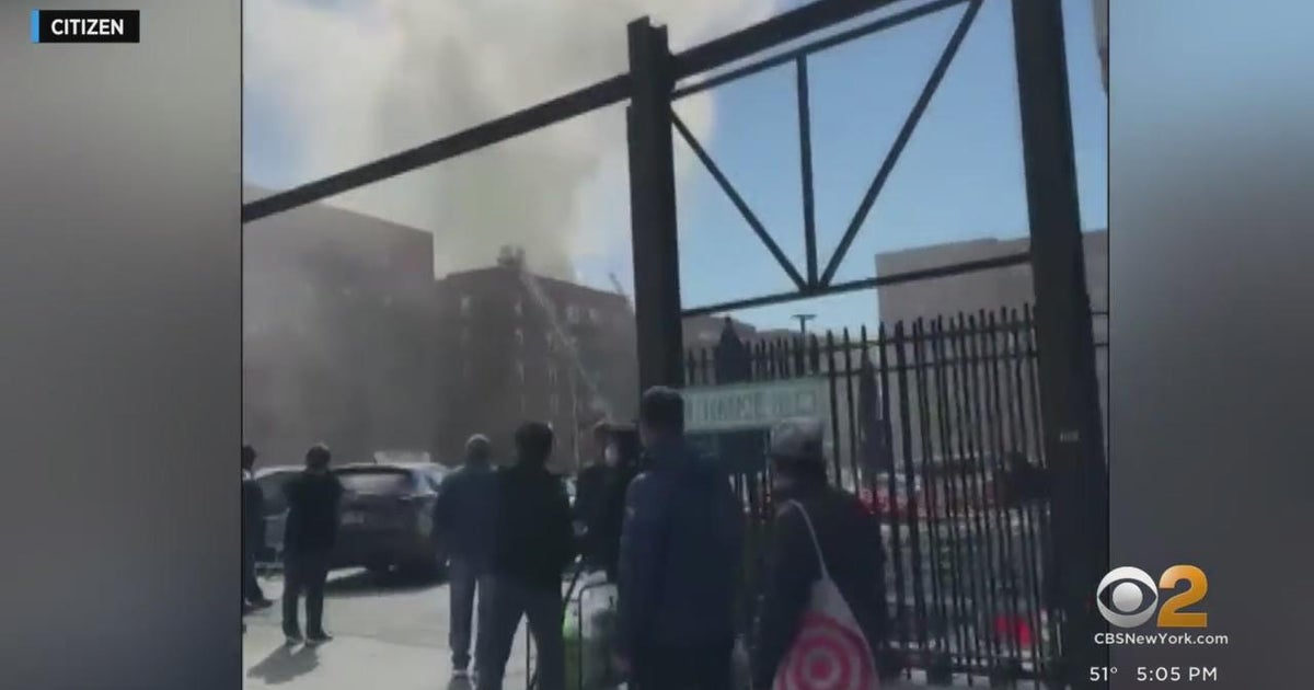 Fire breaks out in building in Flushing, Queens - CBS New York