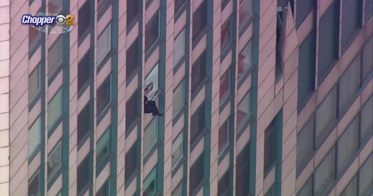 Man who spent hours on 31st floor window ledge in Midtown taken into ...