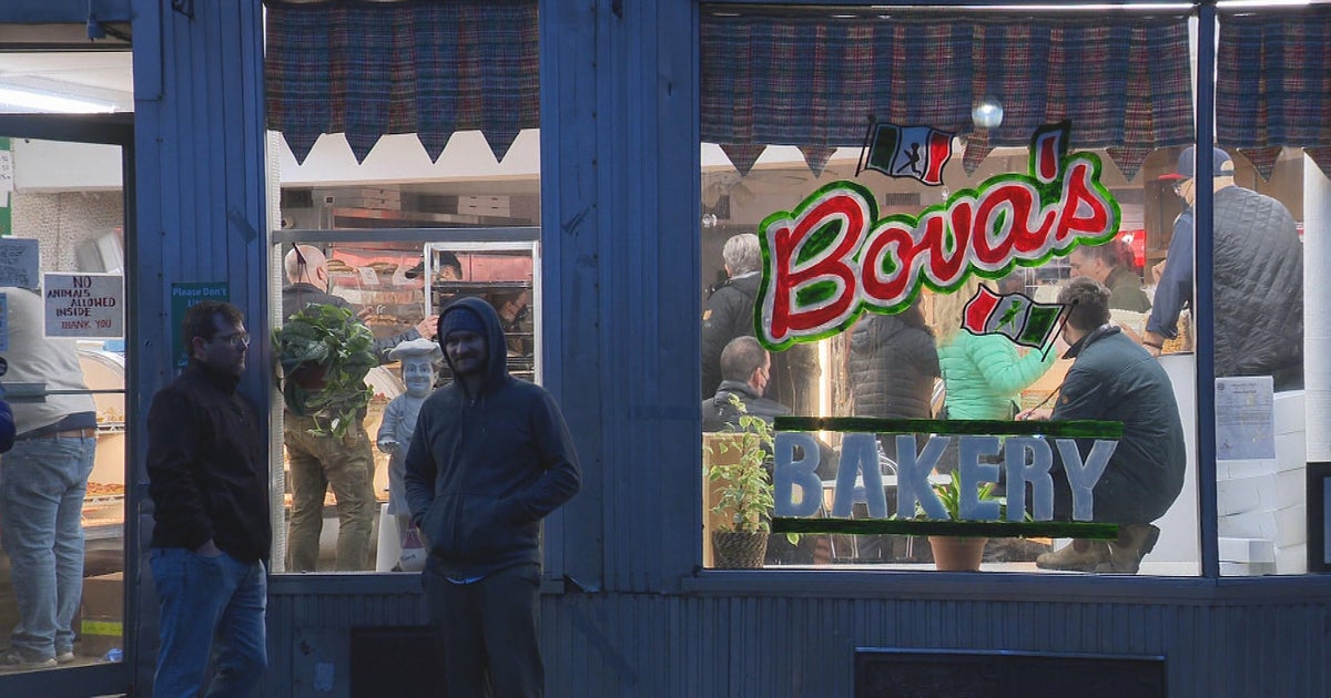 Matt Damon, Casey Affleck movie filming draws crowd outside Bova's ...