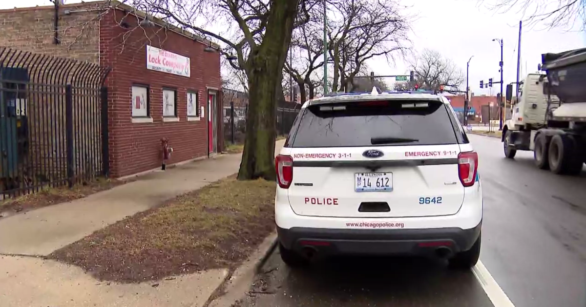 Thieves bust into West Side locksmith shop with stolen Kia - CBS Chicago