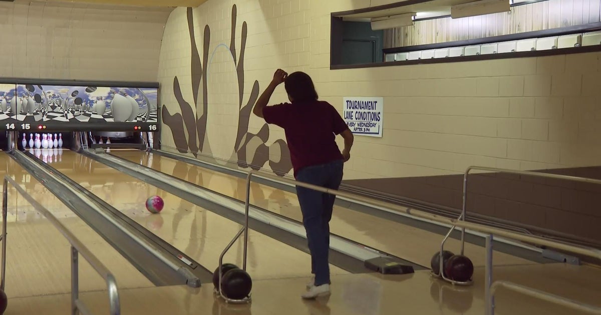 Chicago Troublemakers see no limitations bowling blind - CBS Chicago