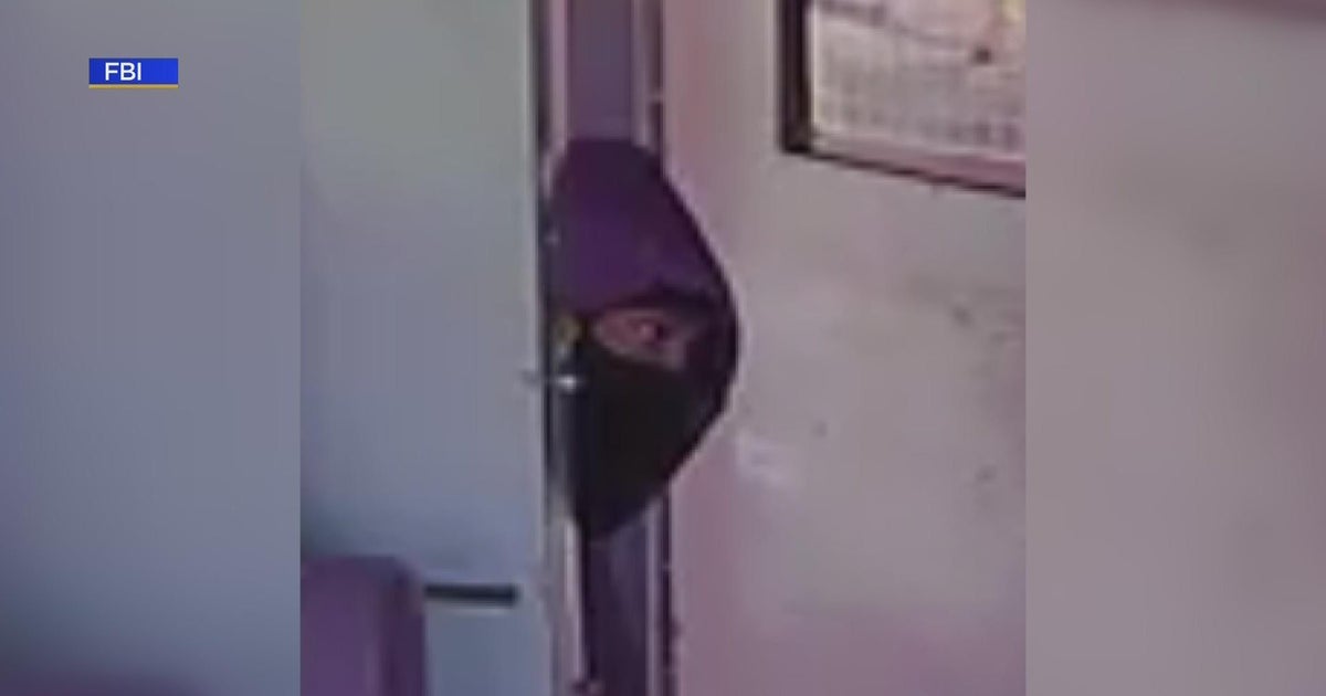 FBI search for suspects in Calumet City armored truck robbery - CBS Chicago