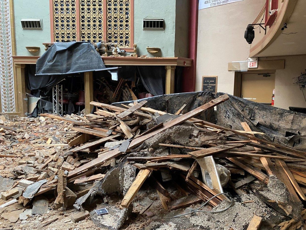 Roof collapses at Apollo Theatre in Belvidere - CBS Chicago