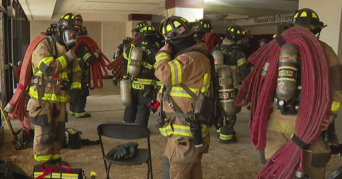 Illinois firefighters receive Medal of Honor award - CBS Chicago