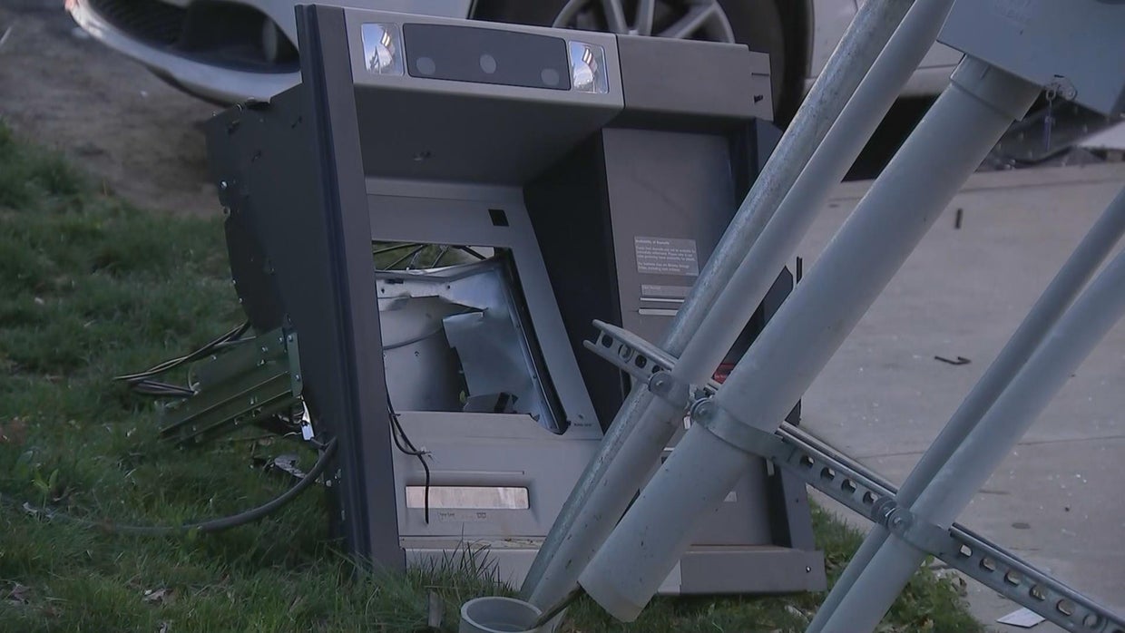 VIDEO: Thieves wrap chain around ATM, try to get away - CBS Philadelphia