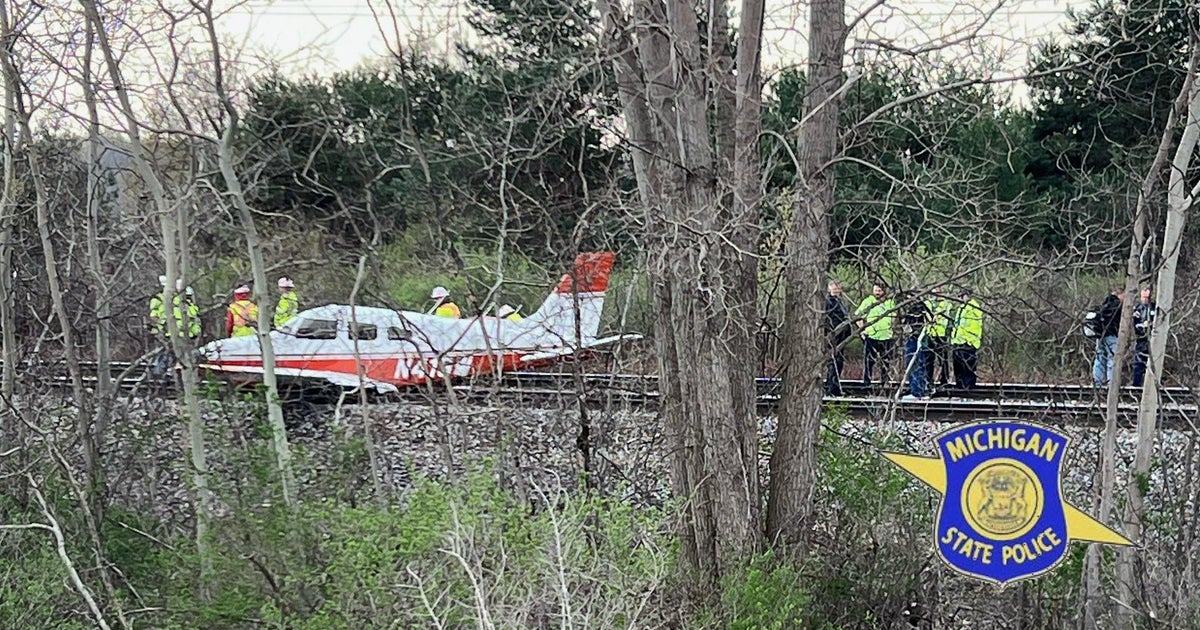 Small plane loses power, lands on railroad tracks in Flint - CBS Detroit