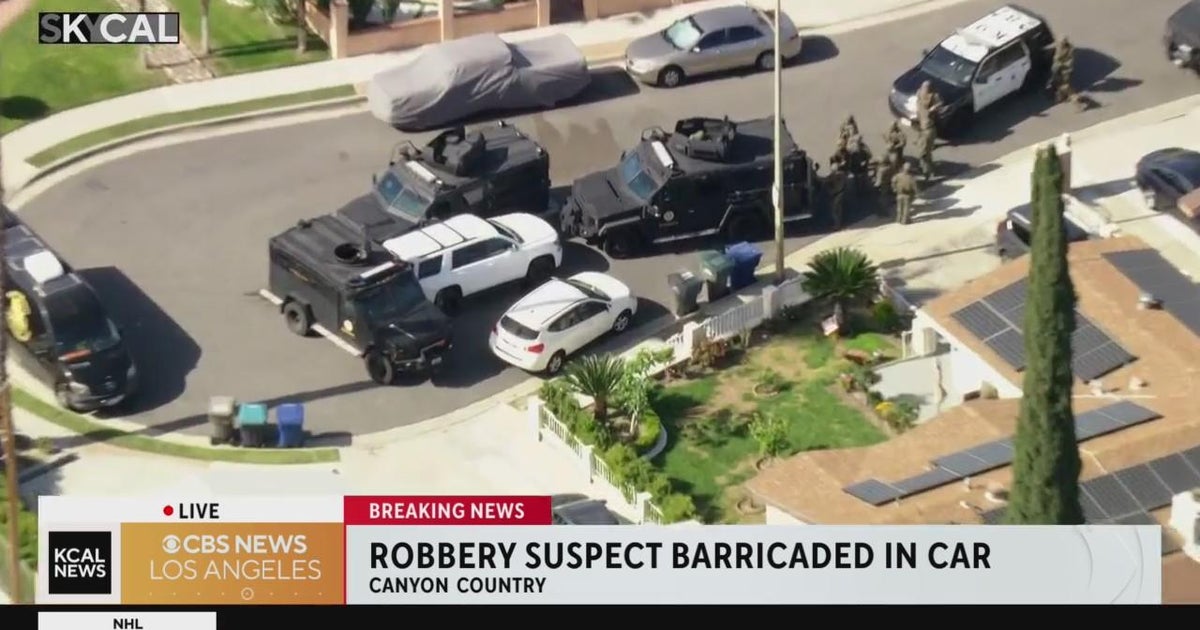Armed Robbery Suspect Barricaded Inside Car Cbs Los Angeles