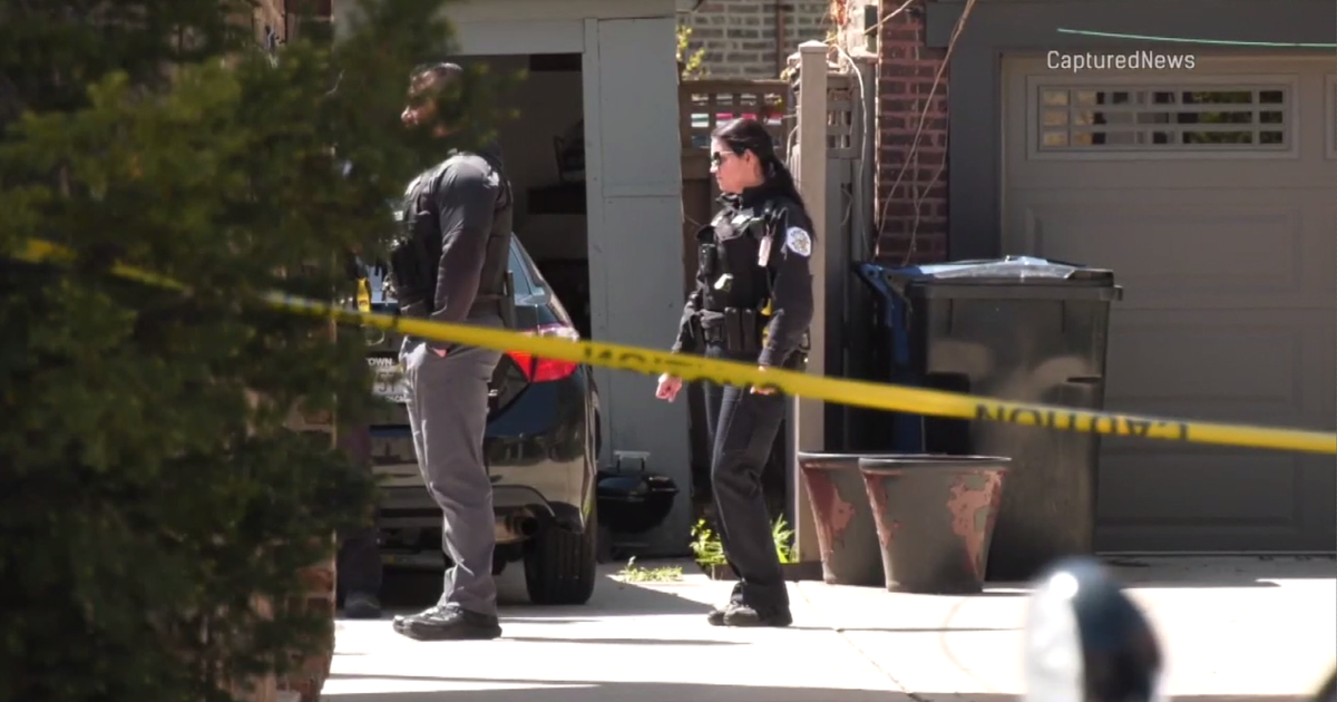 Stabbing in Mayfair apartment leaves man dead - CBS Chicago