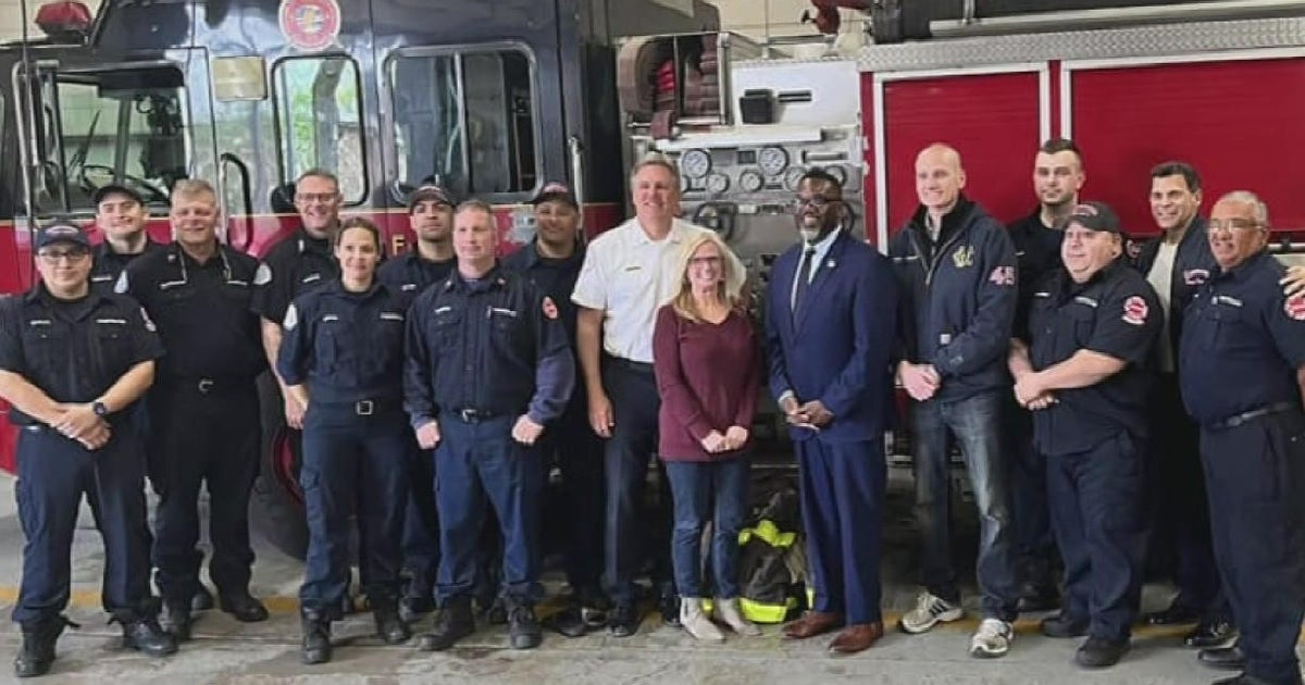 Brandon Johnson, Ald. Jim Gardiner visit firefighters in Jefferson Park ...