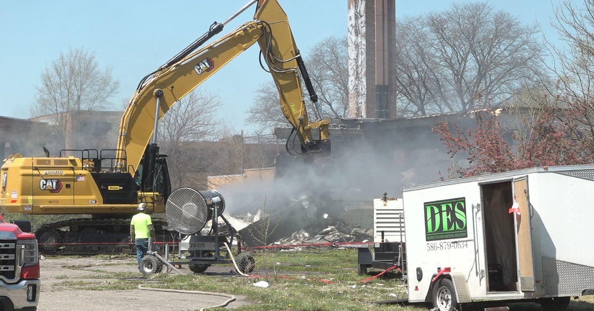 Vacant Ruddiman Middle School torn down during Detroit Demolition Week ...