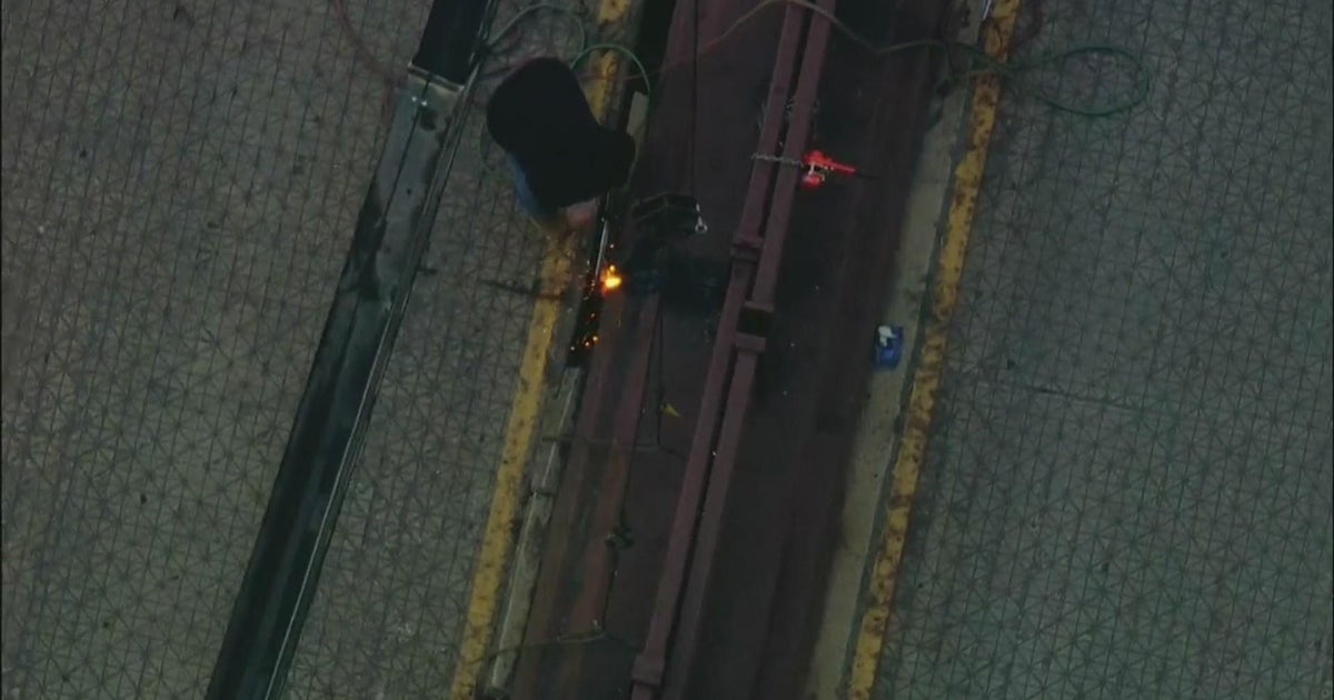Center median railing damaged during lift on Michigan Avenue bridge ...