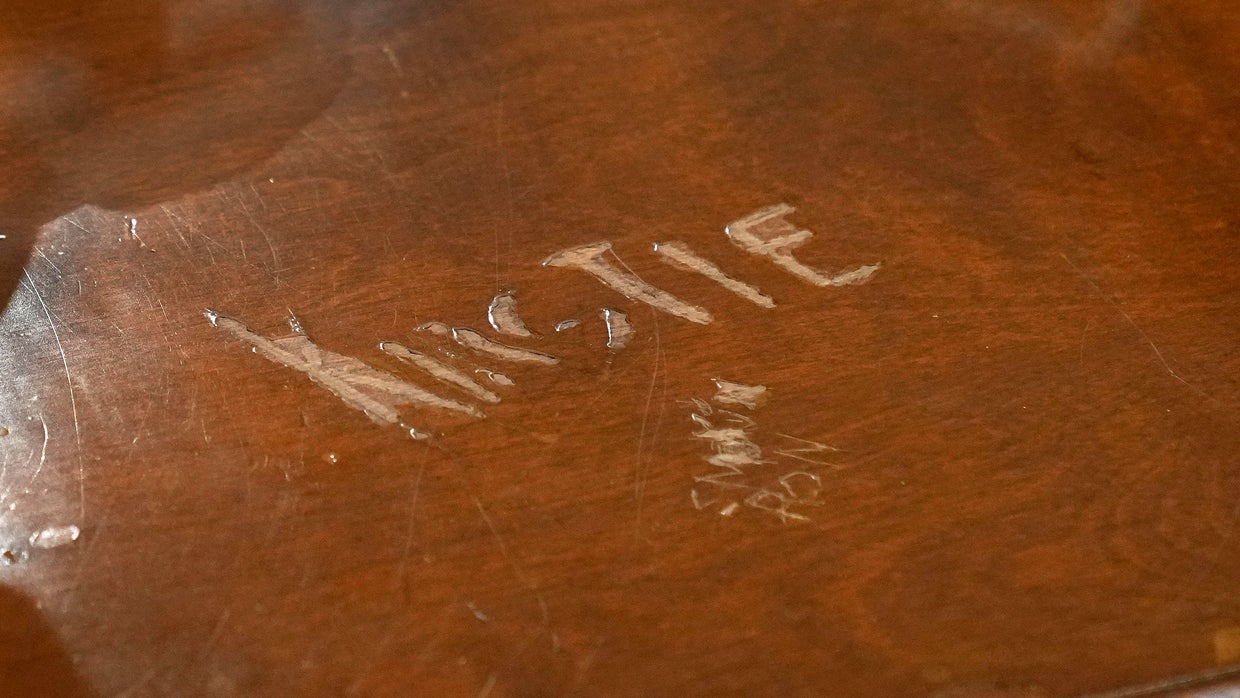 "Cheers" bar sells for $675,000 at auction - CBS Boston