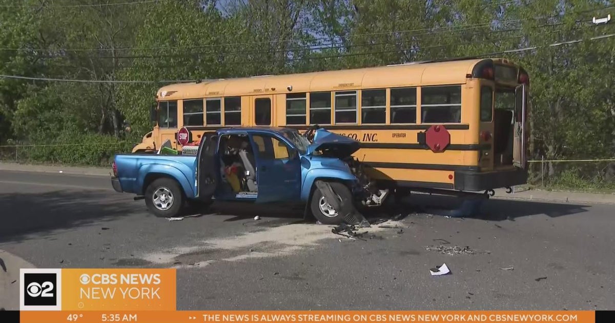 East Meadow students head back to class after school bus crash - CBS ...