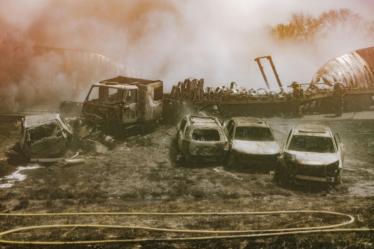 Dust storm causes huge pileup, multiple fatalities on I-55 - CBS Chicago