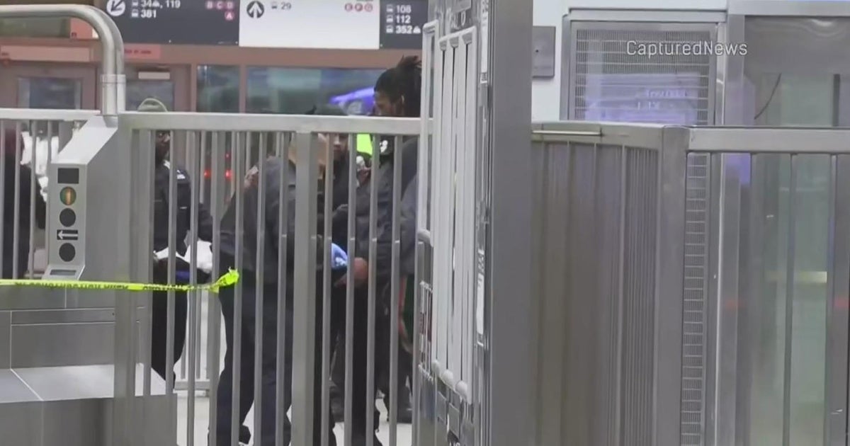 Two stabbings hours apart on CTA trains - CBS Chicago