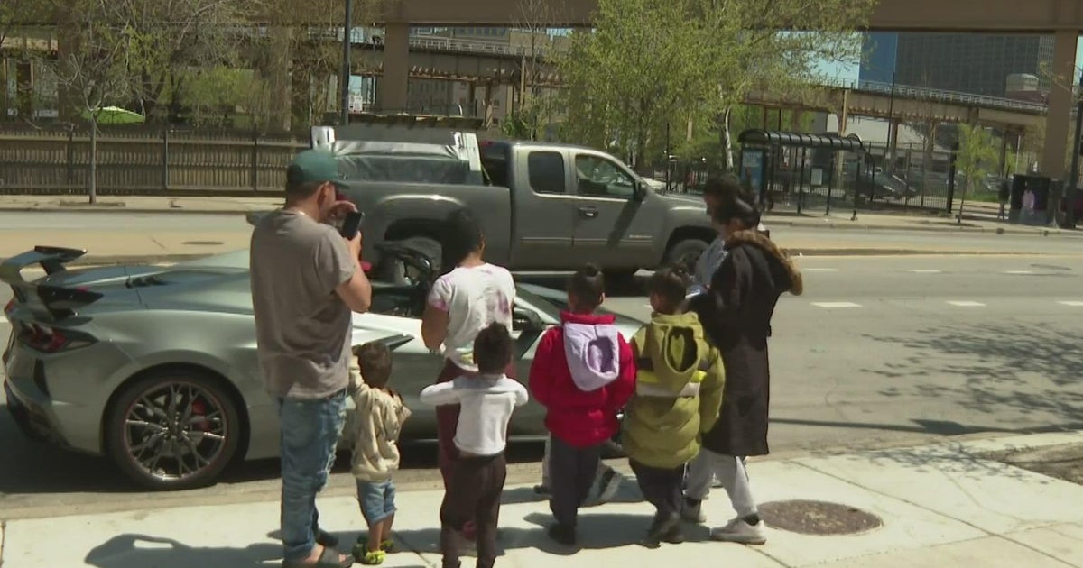 Volunteers helping migrants arriving in Chicago call for help - CBS Chicago