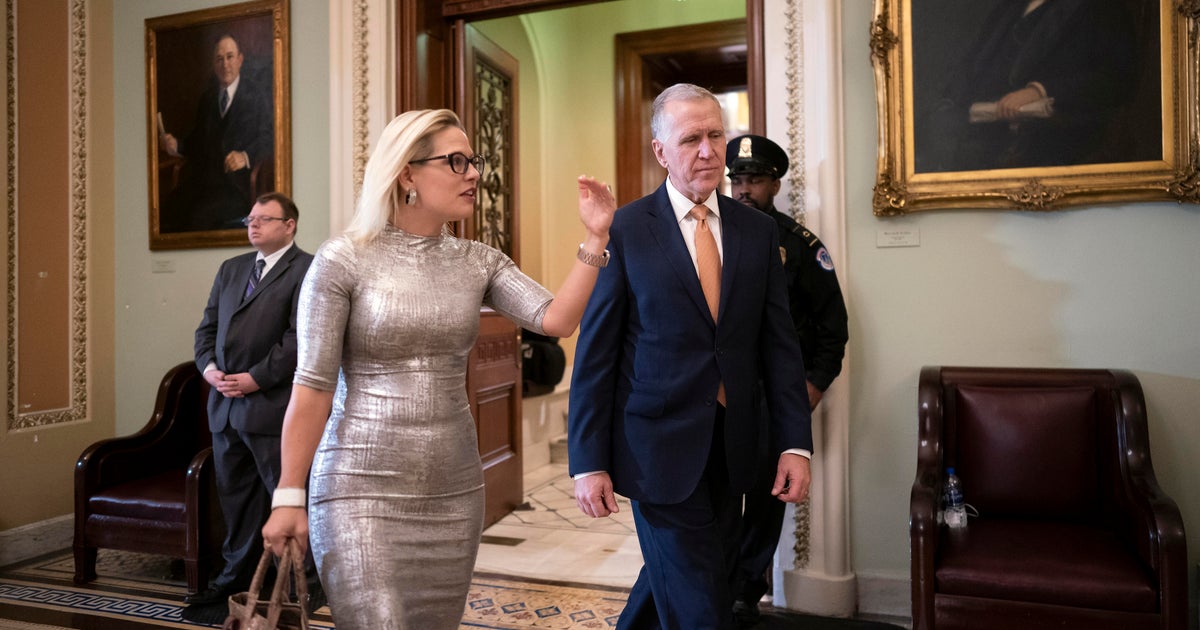 Senate proposal would let U.S. expel migrants after Title 42 ends - CBS ...