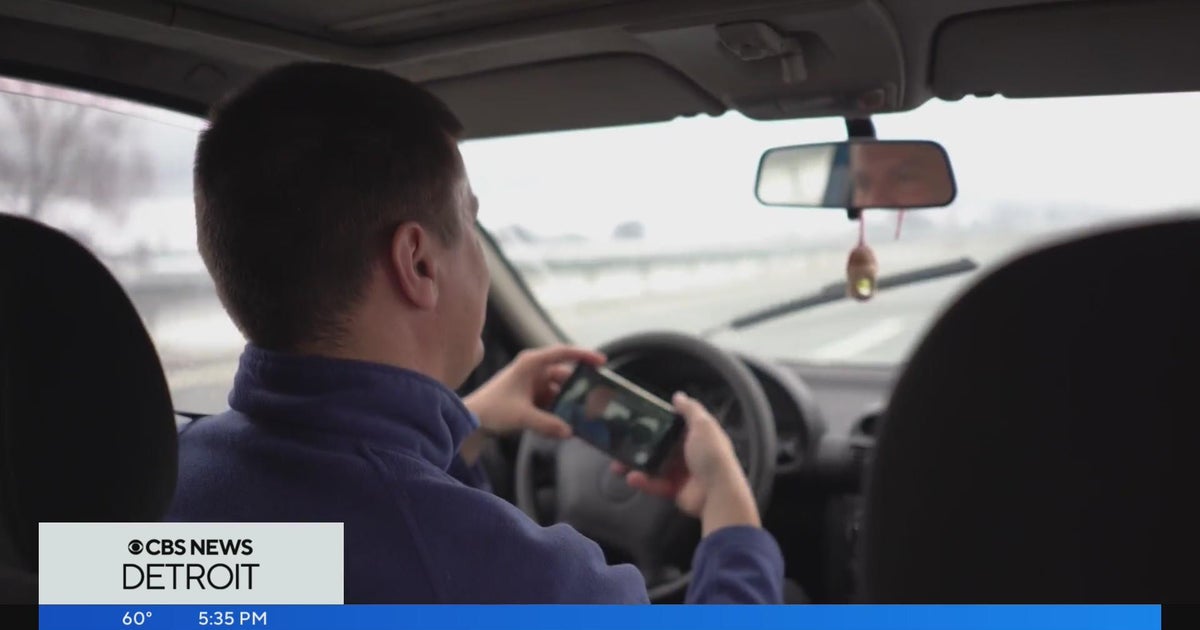 Michigan House passes updated distracted driving bills - CBS Detroit