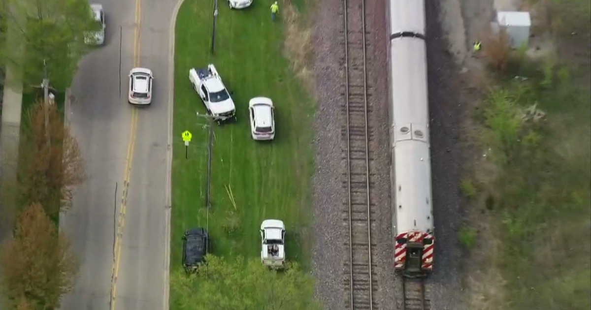 Metra train hits vehicle in Lake Forest - CBS Chicago
