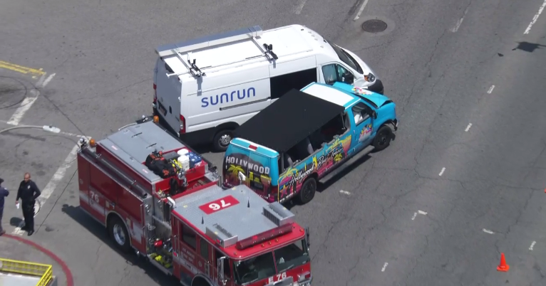 5 injured after crash involving a Hollywood tour bus - CBS Los Angeles