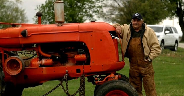 Indiana town honors longtime gravedigger - CBS News