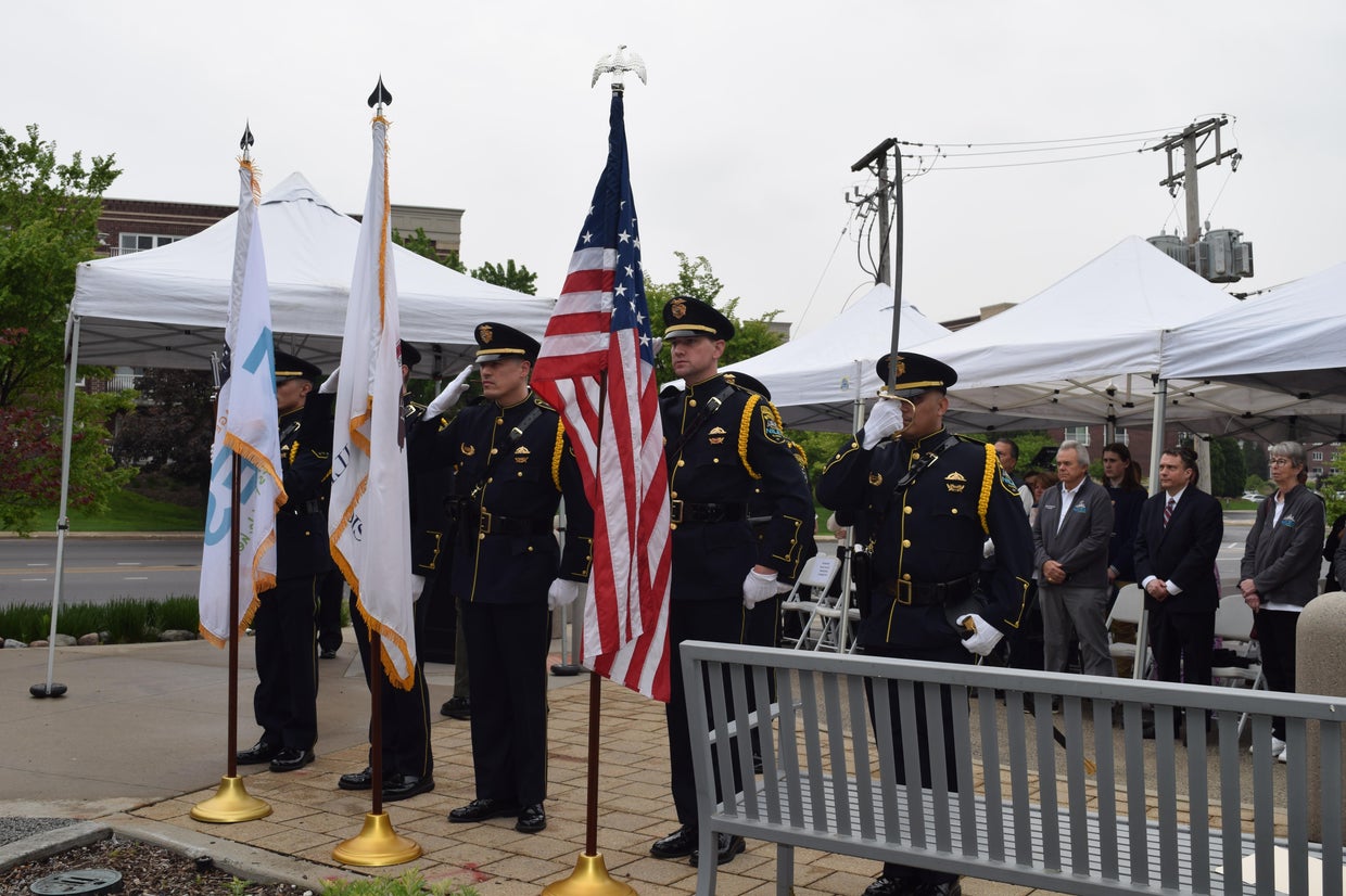 New police memorial unveiled during ceremony in Niles - CBS Chicago