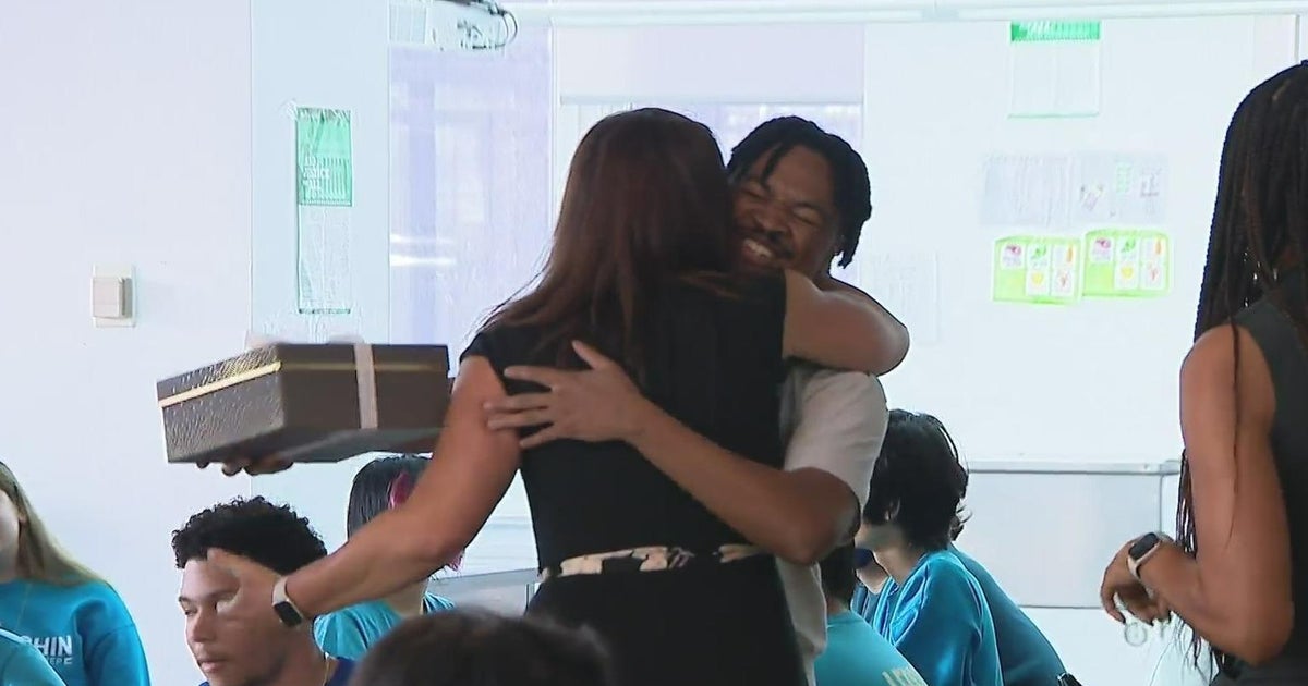 2 local teachers honored with Distinguished Teacher Award - CBS Chicago