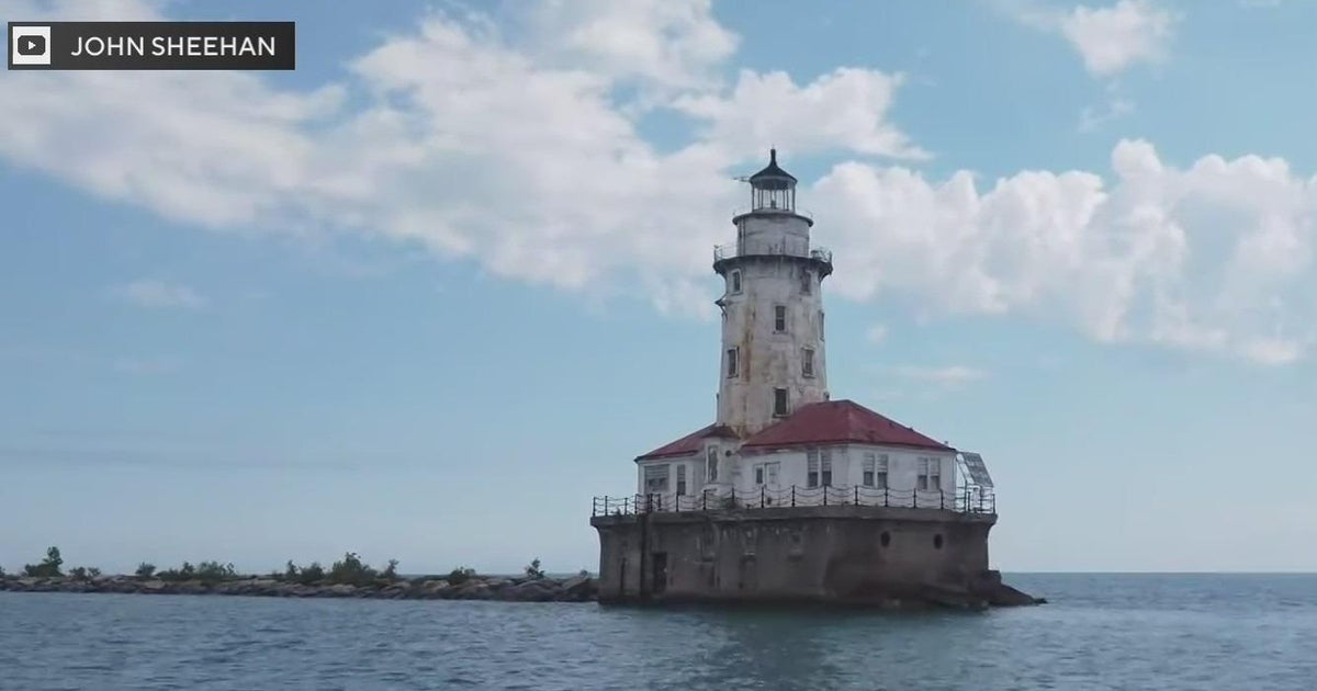 Group of boaters help the Chicago Harbor Lighthouse shine - CBS Chicago