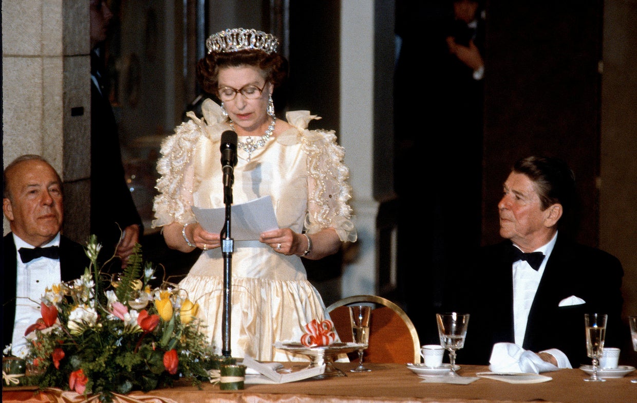 Queen Elizabeth's life threatened before 1983 San Francisco stop - CBS News