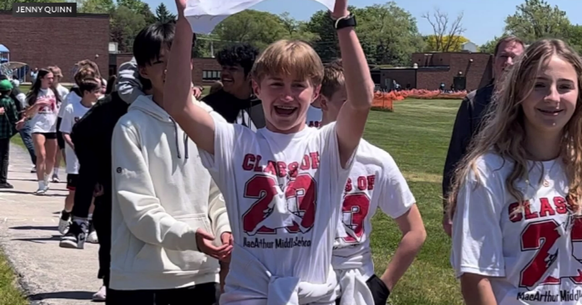Prospect Heights 8th graders celebrate graduation with parade - CBS Chicago