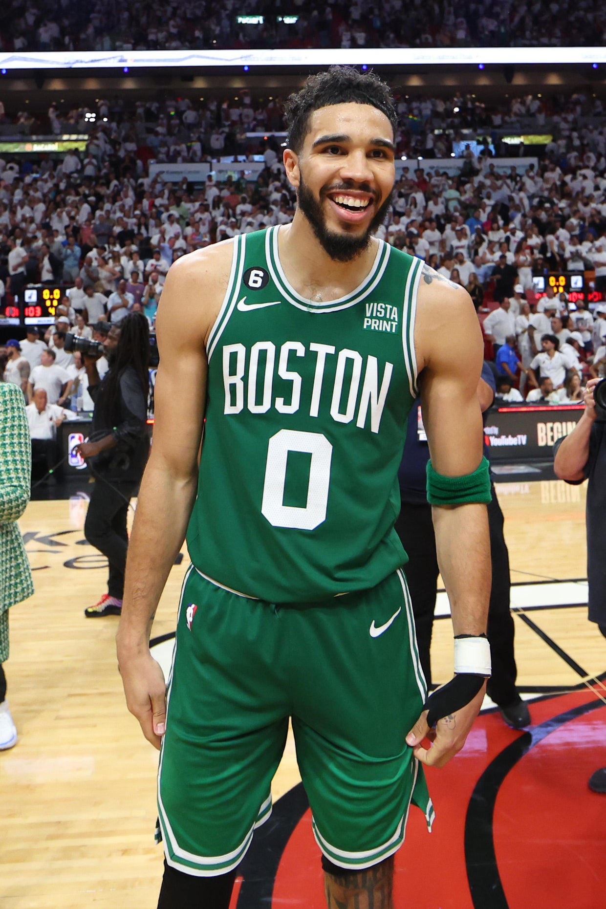 Reaction photos tell the whole story of Derrick White's impossible ...