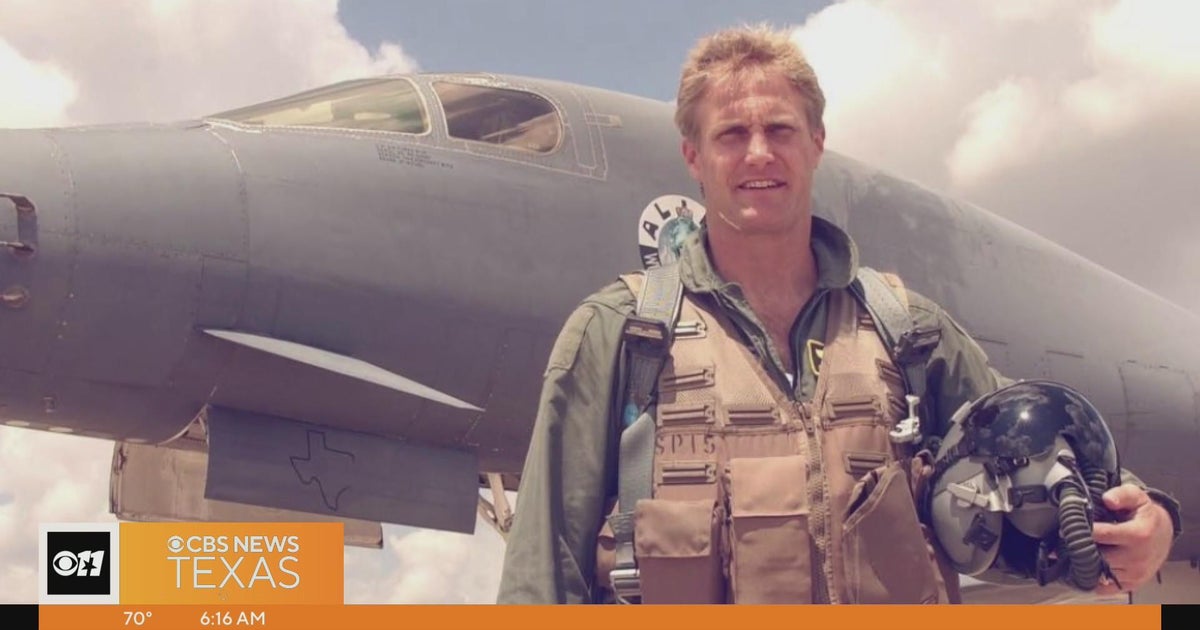 Former Dallas Cowboy and Air Force pilot Chad Hennings helping fellow ...