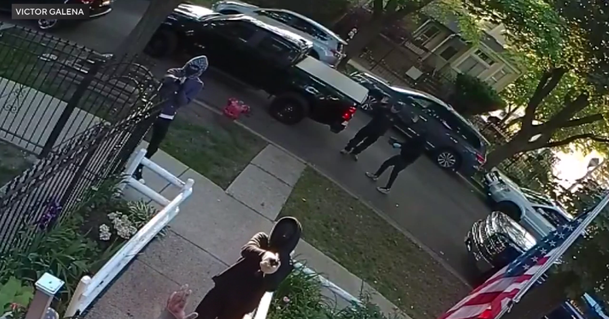 Victim of brazen armed robbery crew recounts horror - CBS Chicago