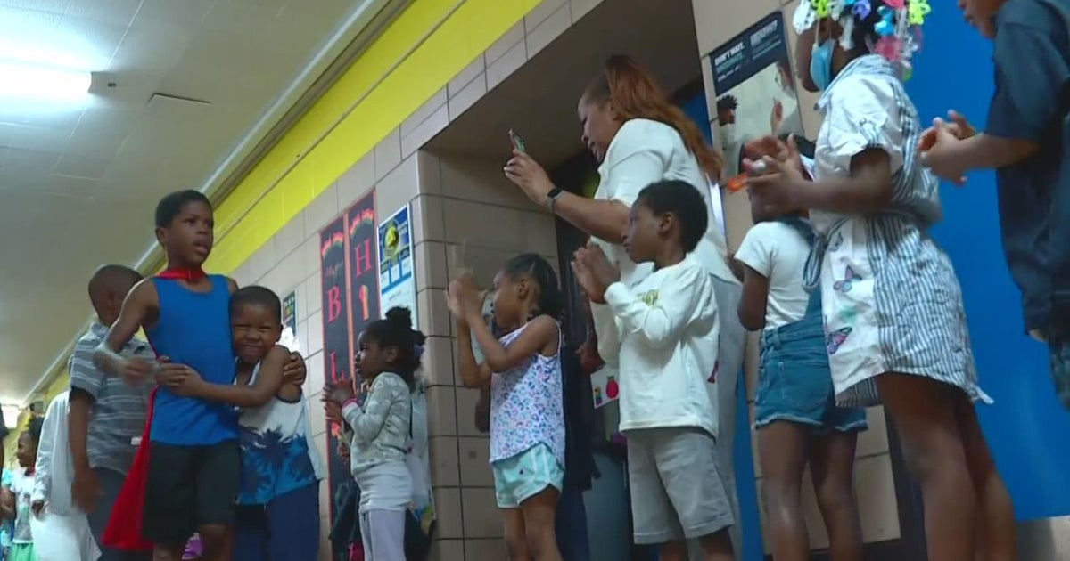 Buddy's Helpers and Dulles Elementary special outing - CBS Chicago