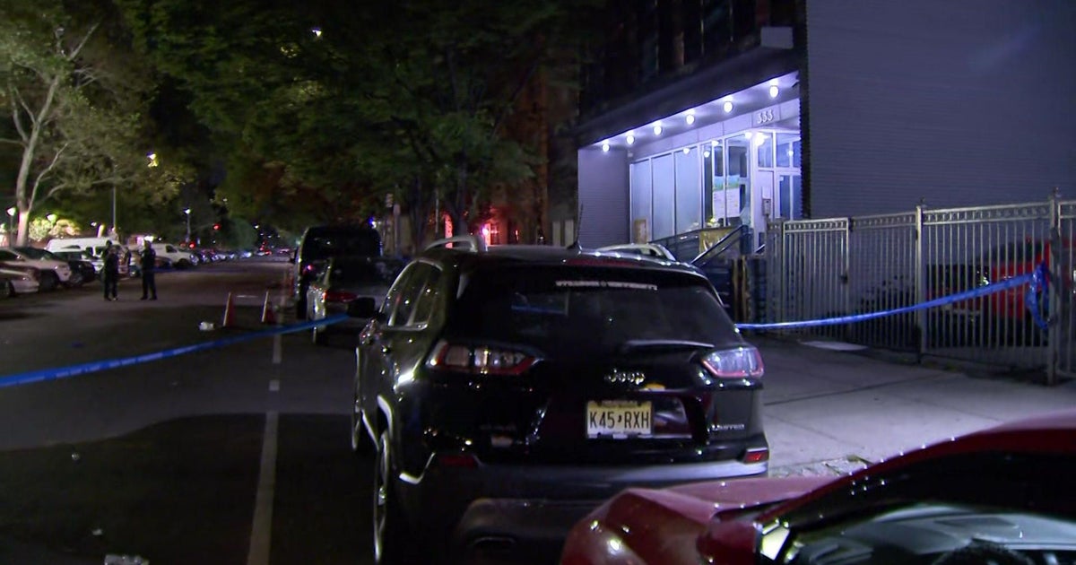 Father critically injured in East Harlem shooting - CBS New York