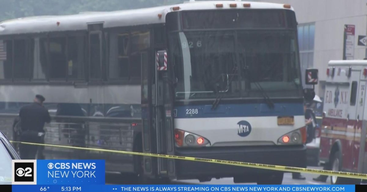 70-year-old woman struck, killed by MTA bus in Union Square - CBS New York