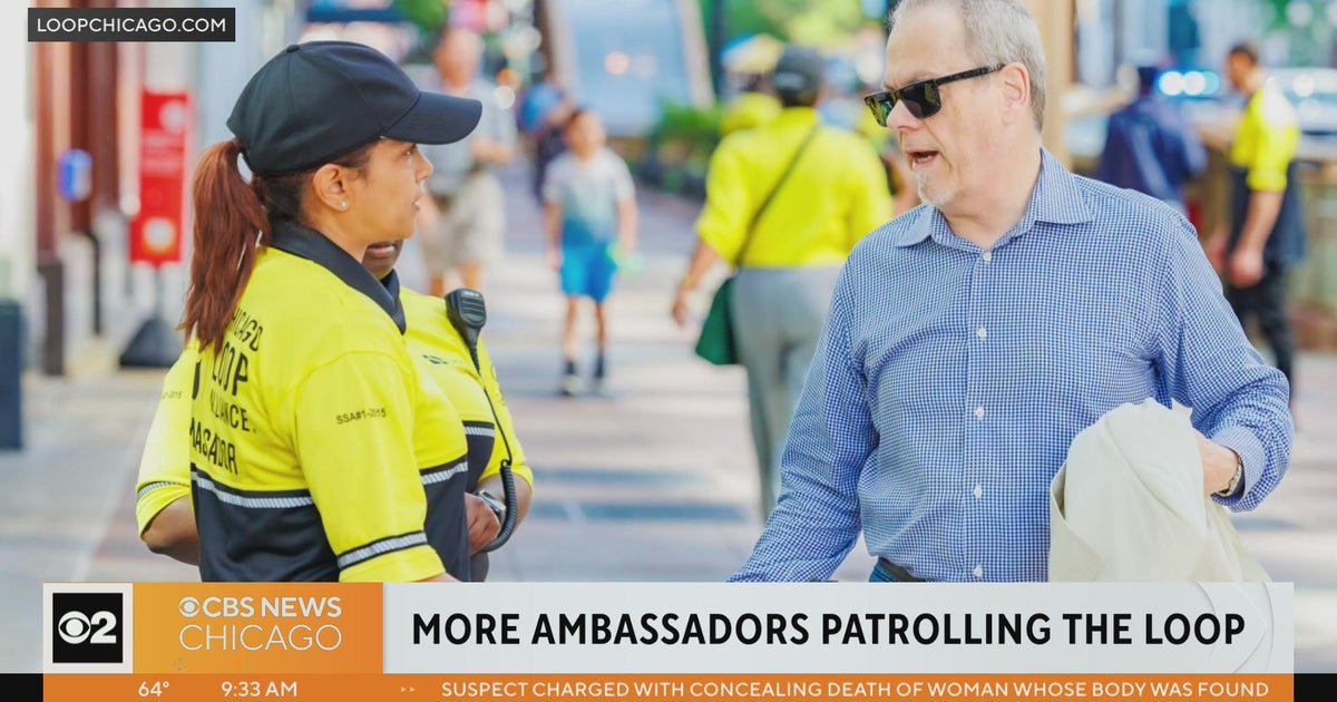 More street ambassadors patrolling the Loop this summer - CBS Chicago