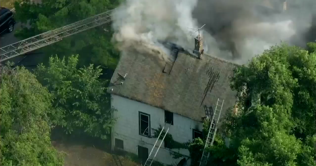 Smoky fire rages in house in Roseland - CBS Chicago