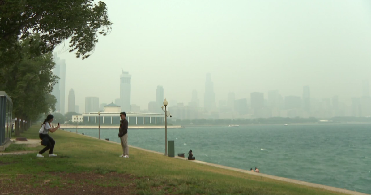 Wildfire smoke makes being outside unpleasant around Chicago - CBS Chicago
