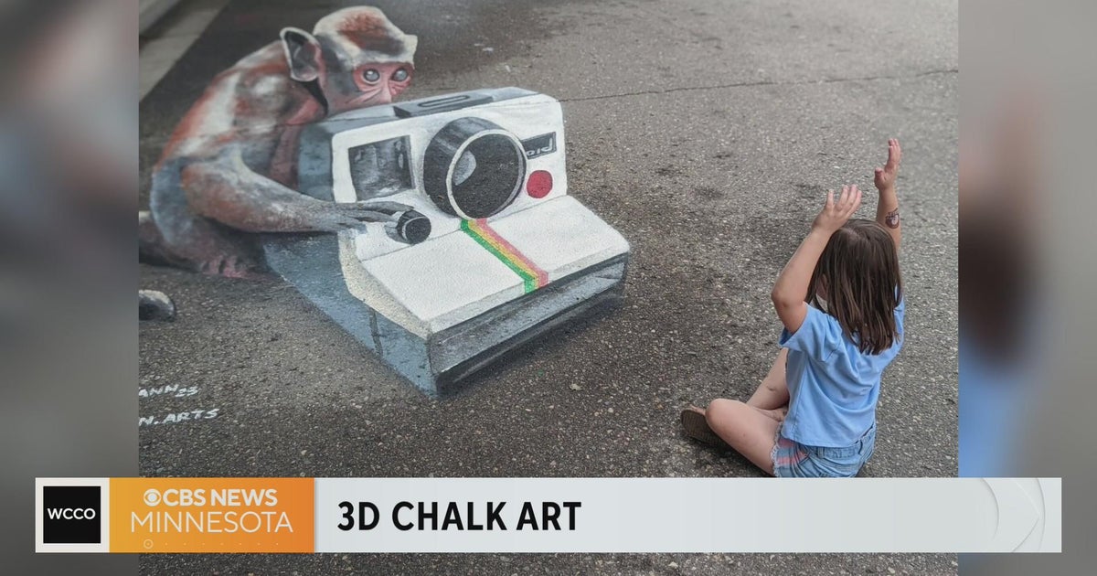 Street chalk artist creates incredible works of art for families to ...