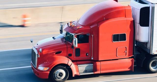 California, truck makers reach deal to ban diesel big rigs - CBS News