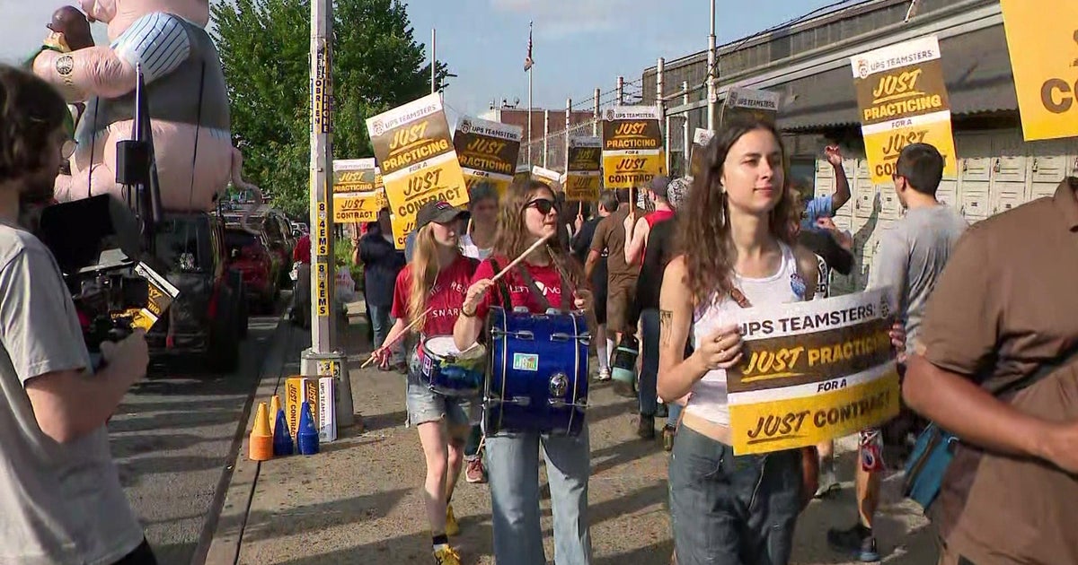 Teamsters in Queens gear up for possible UPS strike - CBS New York