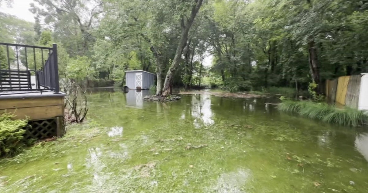 East Islip residents wake up to their roads submerged in floodwater - CBS New York
